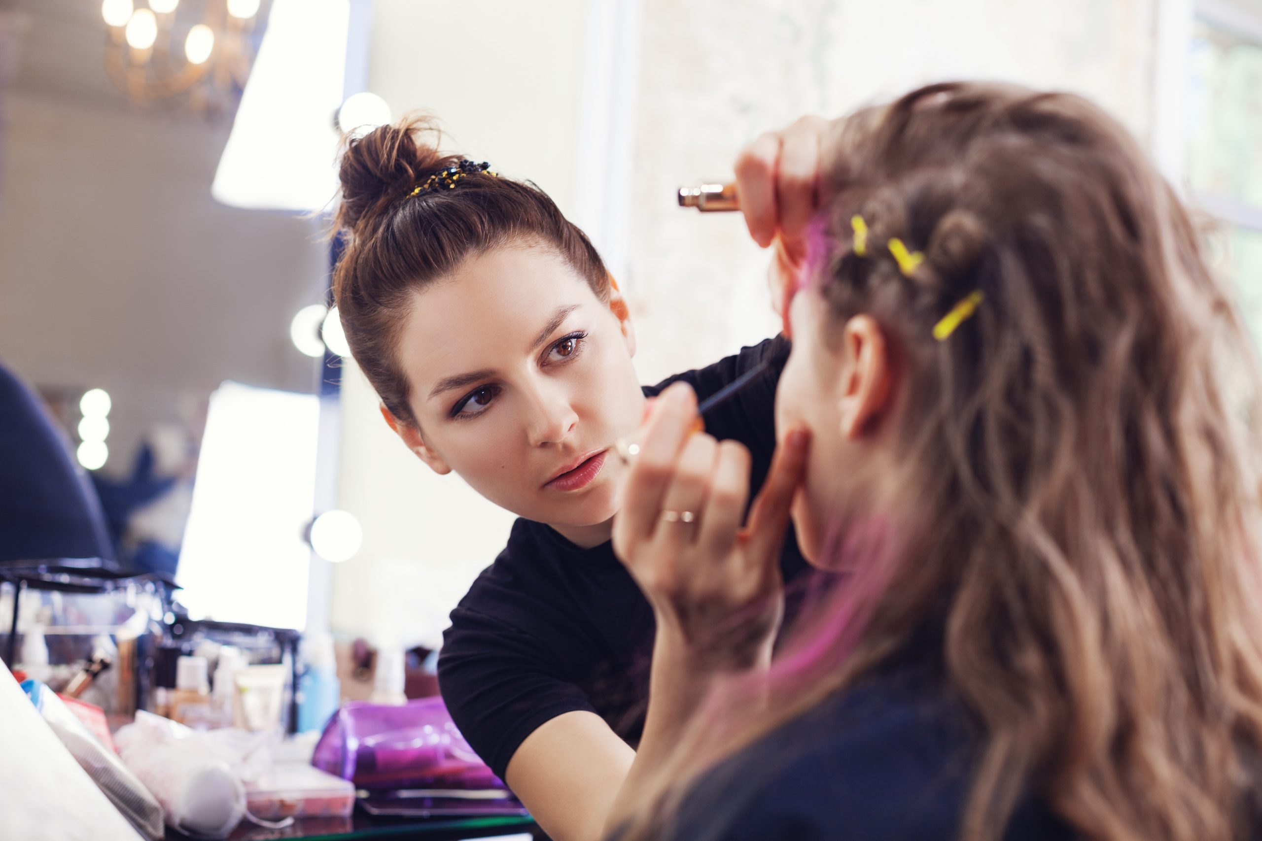How to select a Good Makeup School?